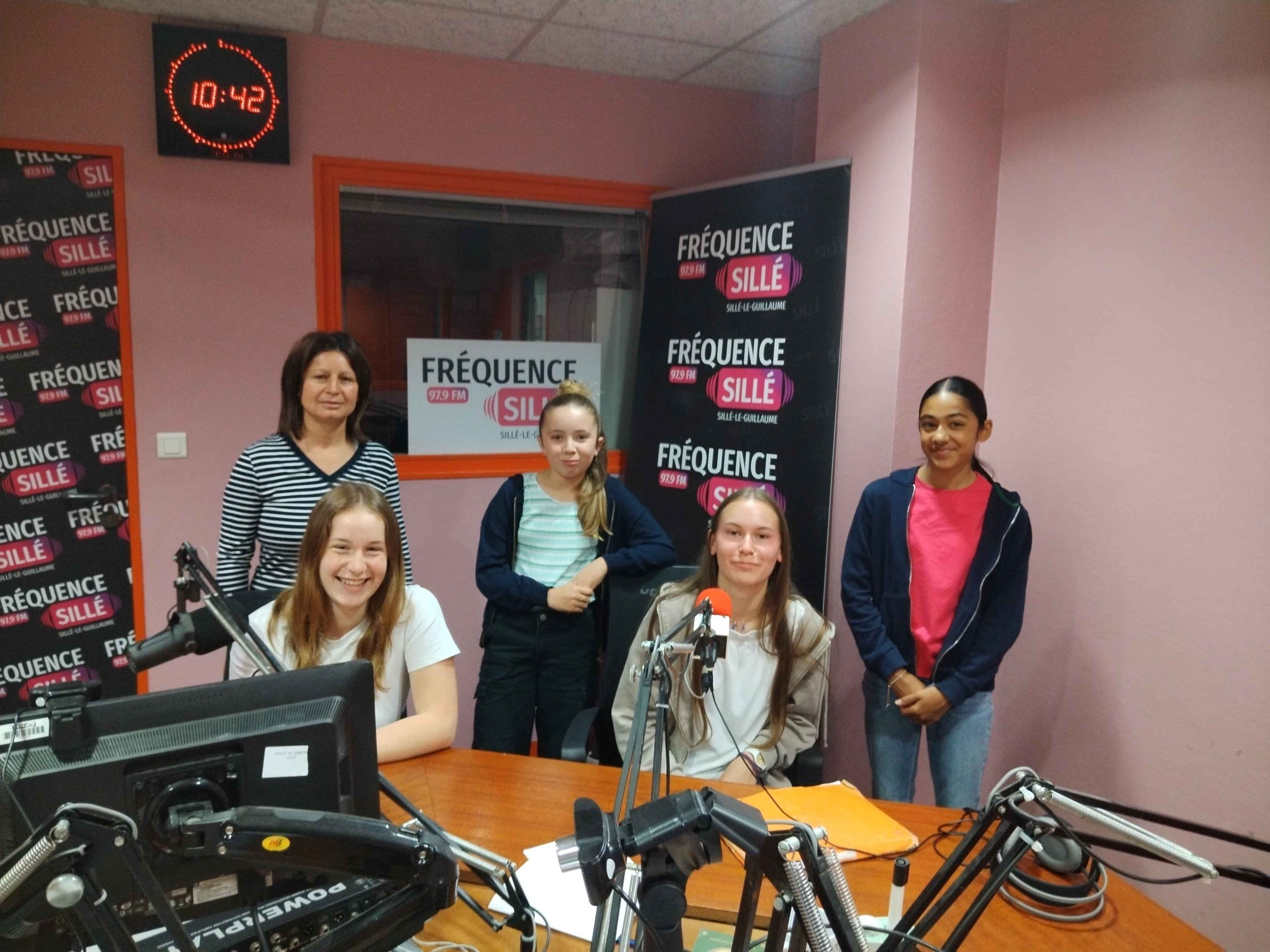 Jeunes chanteuses au collège Ste Thérèse - St Joseph de Beaumont-Sur-Sarthe - Fréquence Sillé
